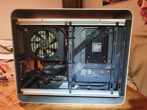 Minimalist air-cooled SFF gaming PC by fonga - AMD Ryzen 5 3600 ...