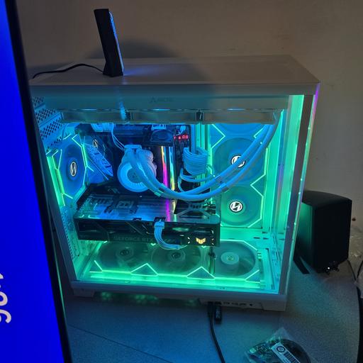 My first build by flyaway1999 - AMD Ryzen 9 9950X3D, GeForce RTX 5090 ...